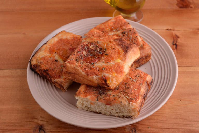 Lo sfincione palermitano: che cos'è, ricetta, storia e come si fa