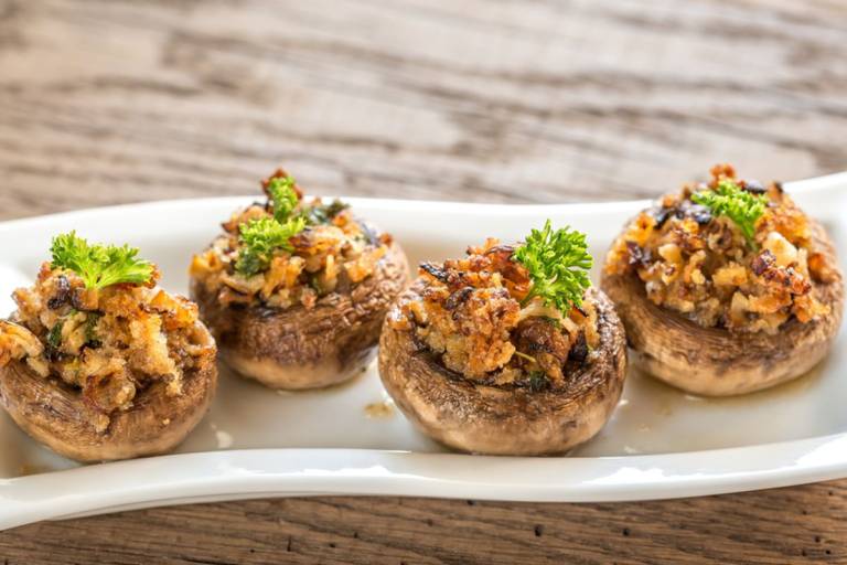 Come fare i funghi ripieni in padella: la ricetta con gli Champignon interi