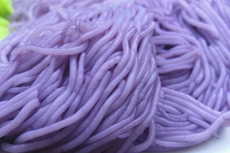 Ricetta degli spaghetti di patate viola fatti in casa: buoni e scenografici