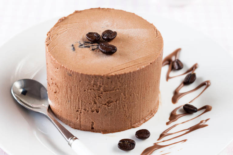Come fare il semifreddo al caffè: ricetta facile (anche con il Bimby)