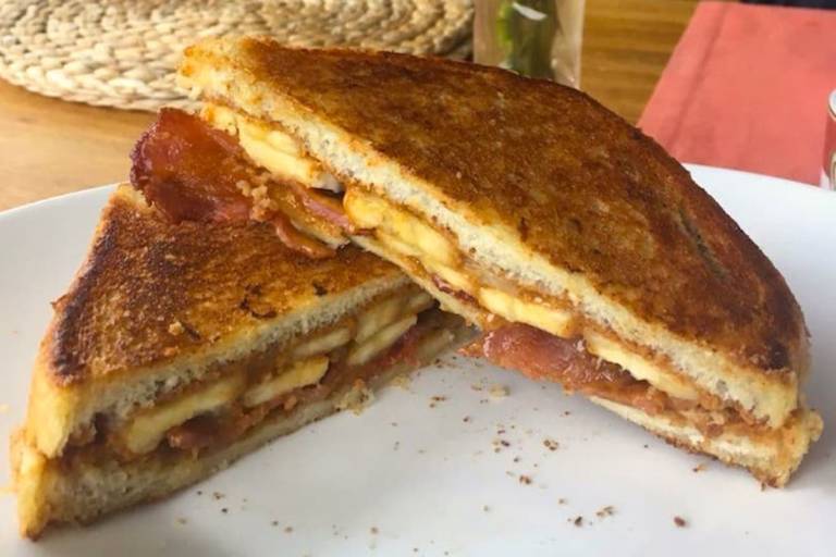 Come fare il toast di Elvis con bacon, burro d'arachidi e banana