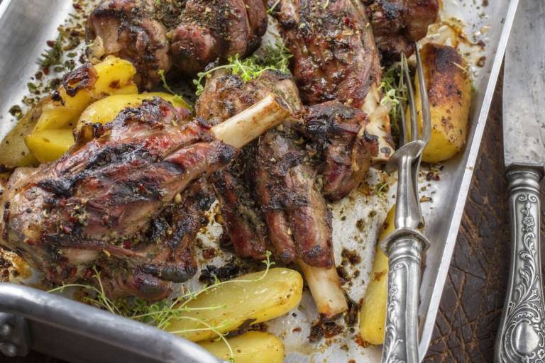 Capretto al forno con patate: ricetta e consigli