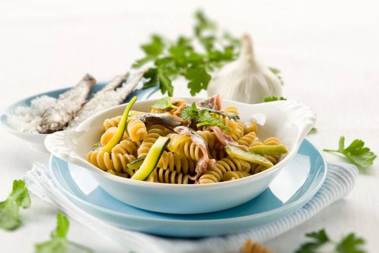 Pasta zucchine e alici: la ricetta per primi piatti facili e saporiti