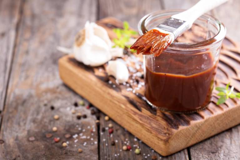 Come fare la salsa barbecue fatta in casa: la ricetta originale