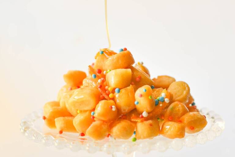 Pignolata siciliana: la ricetta con la glassa al cioccolato