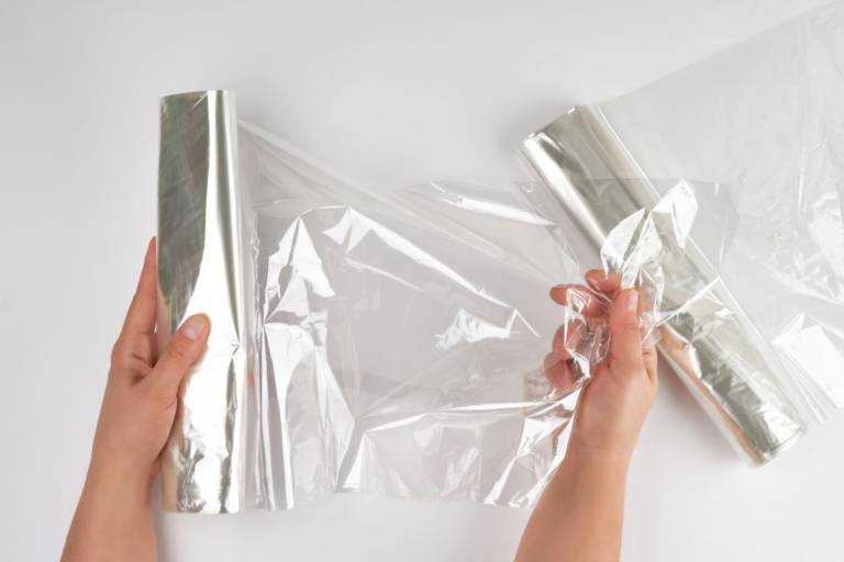 Carta fata: cos'è e come si usa questa versatile pellicola per cuocere