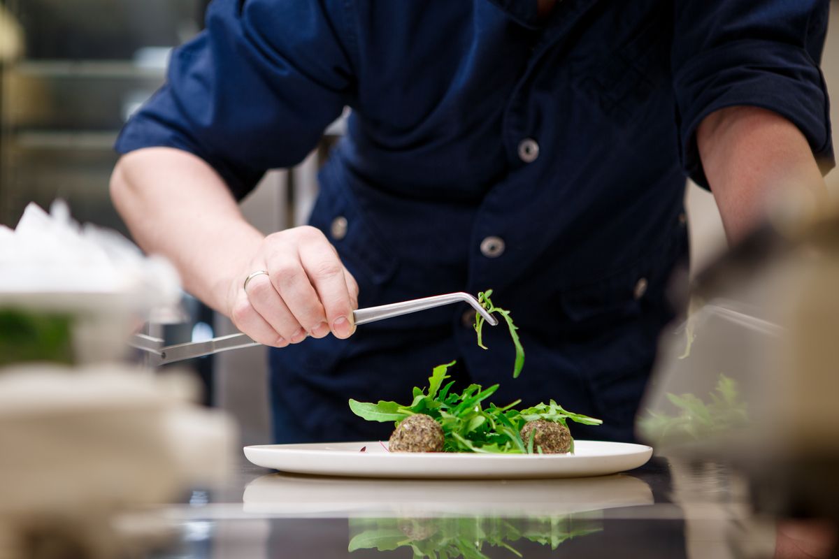 Chi è Enrico Crippa, chef del ristorante Piazza Duomo di Alba