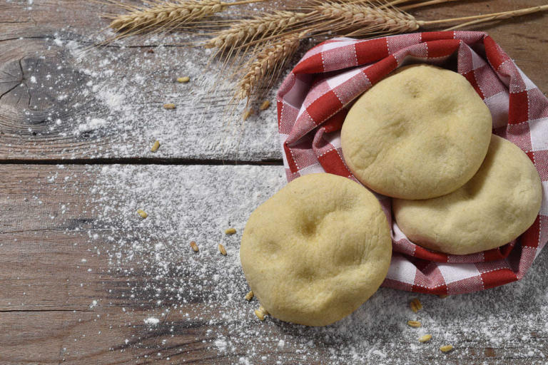 Focaccine, la ricetta per farle in casa morbide come quelle del fornaio