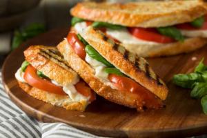 Toast perfetto: ricetta e idee per una cena veloce pronta in 10 minuti!