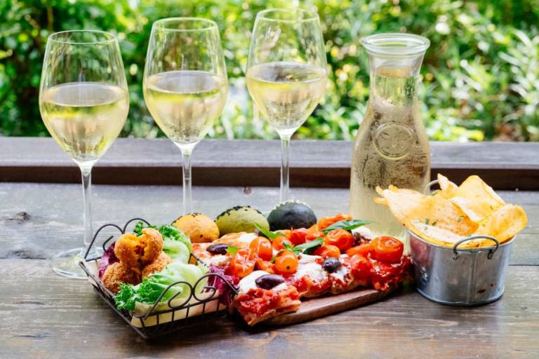 Apericena: idee, ricette e cocktail per una serata strepitosa