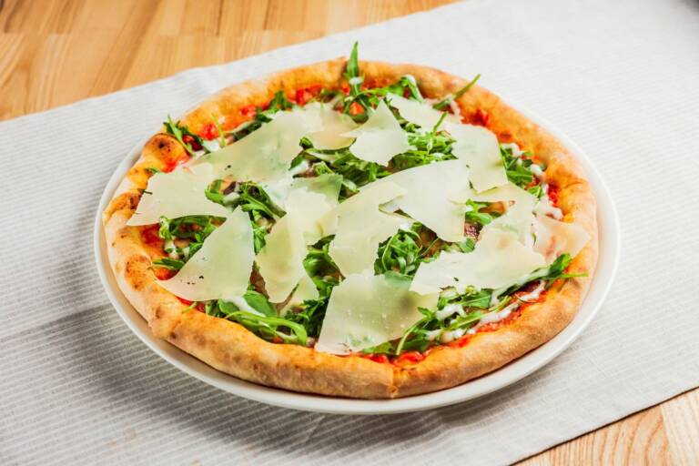 Pizza con la rucola: la ricetta sfiziosa