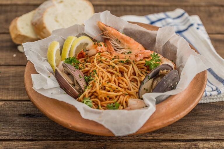 Spaghetti al cartoccio, un primo piatto di pesce strepitoso