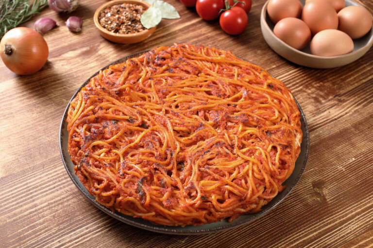 Pasta a frocia: la ricetta della pasta a frittata siciliana