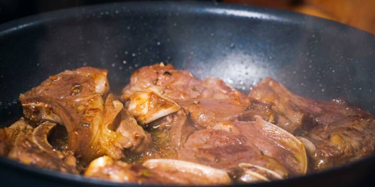 Capretto in padella, la ricetta facile del secondo di carne